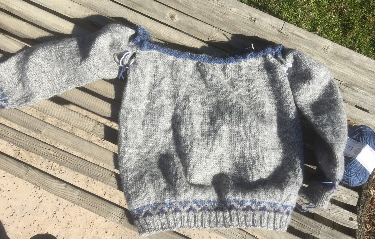How to Knit a Sweater from the Bottom Up: Joining the Sleeves and Body ...